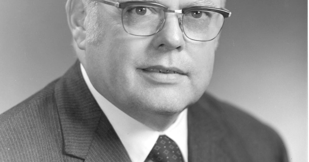 NIHF Inductee James Hillier and Developments in the Electron Microscope